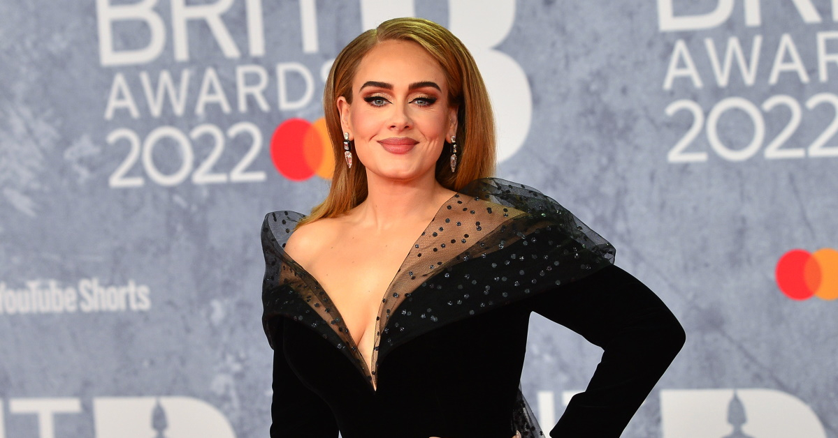 Wokalistka Adele w czarnej sukni na ślubie przyjaciół Wokalistka Adele w czarnej sukni na ślubie przyjaciół